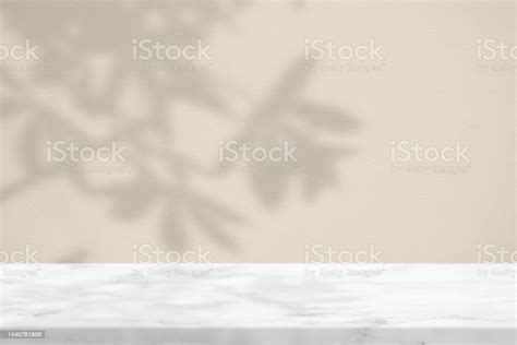 세트 세일 샴페인 톤의 콘크리트 벽 질감 배경에 팔찌와 잎이 있는 대리석 테이블 화장품 프레젠테이션 배경 디스플레이 및 모형에 적합합니다 0명에 대한 스톡 사진 및 기타