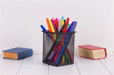 白色背景的小书旁边的摊台多色标记na高清图片下载 正版图片507312597 摄图网