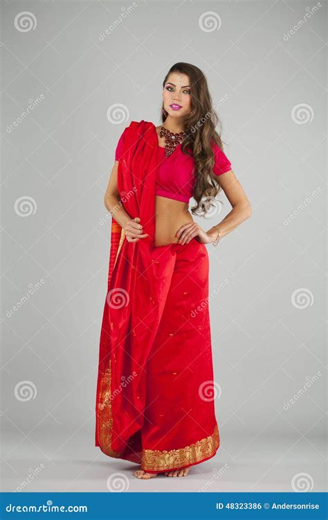 Jonge Mooie Vrouw In Indische Kleding Stock Foto Image Of Wijfje Europees