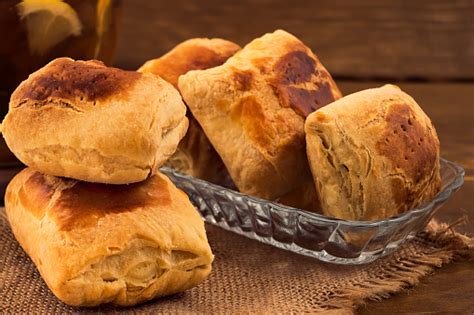 구운된 퍼프 페이스 트리만 두 쌓아 유리 접시와 리넨 냅킨 나무 배경에 클로즈업 갈색에 대한 스톡 사진 및 기타 이미지 갈색 그레이비 냅킨 Istock