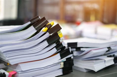 미완성 스택 세금 문서 보고서 용지 작업 중인 회계사를 위한 파일 저장 책상에서 계획을 세우기 위한 과부하 경영진이 확인을 위해