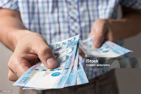 1 000 필리핀 페소 지불 청구서 지불 절차 또는 뇌물 급여의 현금 지폐를 주는 손 보유 필리핀에 대한 스톡 사진 및 기타 이미지 Istock