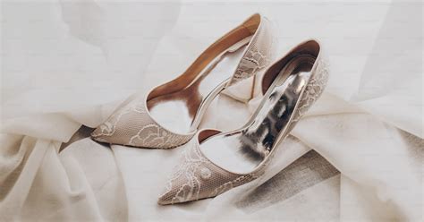 부드러운 아침 빛에 얇은 명주 그물에 현대 웨딩 신발 창문에 레이스 꽃 무늬가있는 세련된 고급 베이지 색 신발 신부 아침 준비 및 내실 사진 Unsplash의 사치 이미지