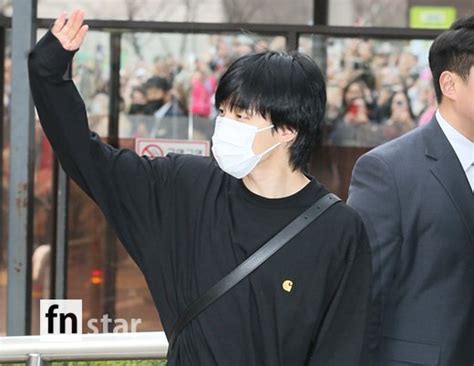 포토 BTS 지민 돌아보며 상냥한 손인사 헉스