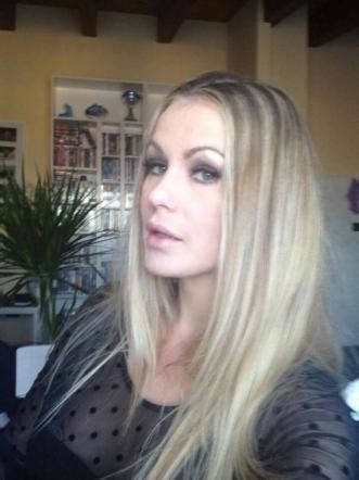 Eva Henger In Bikini Forme Incontenibili Sotto Al Sole Lady Blitz