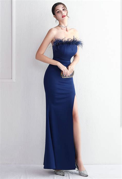 Trägerloses Geschlitztes Kleid Mit Federbesatz In Marineblau Retro