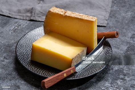 치즈 컬렉션 프랑스 프랑슈 콤테 지역의 젖소 우유로 만든 프랑스 하드 콤트 치즈 0명에 대한 스톡 사진 및 기타 이미지 0명 껍질 노랑 Istock