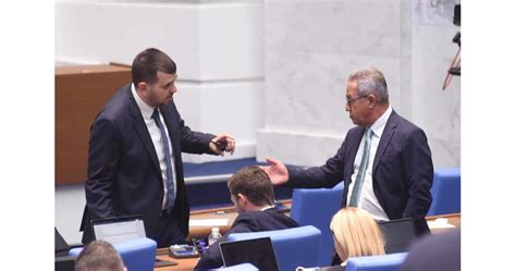 Решено Дерогацията на руския петрол отпада изцяло след година