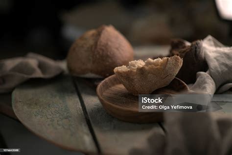 빵집골드 소박한 빵과 검은 칠판 배경에서만 두의 피 각 질의 빵 아직도 인생에서 캡처한입니다 테이블에 신선한 향기로운 빵입니다 식품 개념입니다 구운된 빵 빵 나무 테이블