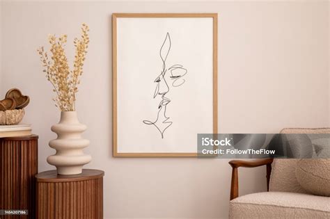 모형 포스터 프레임 Boucle 안락 의자 나무 스탠드에 말린 꽃이있는 베이지 색 꽃병 및 개인 액세서리가있는 미학적이고 우아한 객실의 인테리어 디자인 가정 장식 템플렛 0