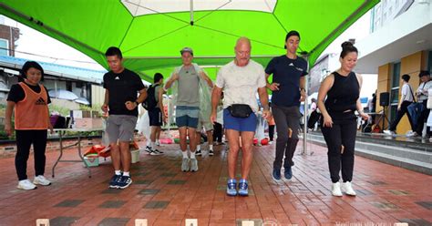 문경·bunpattybun 국제대학배구 미국선수들 비석치기놀이 체험 중