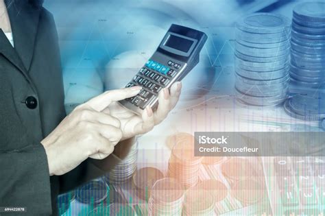 이중 노출 비즈니스 여자 손 계산 동전 계산기 금융 그래프의 스택 개념에 대한 스톡 사진 및 기타 이미지 개념 개발 경영자 Istock