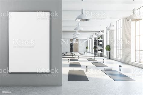 빈 포스터 창문 및 도시 전망을 갖춘 현대적인 밝은 흰색 요가 스튜디오 체육관 인테리어 모의 3d 렌더링 헬스 클럽에 대한 스톡 사진 및 기타 이미지 Istock