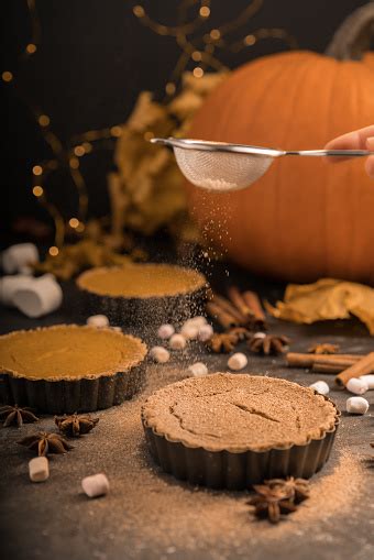 호박 수제 채식 파이와 향신료 계피 아니스 어두운 테이블 배경에 노란색 건조 한 단풍 장식 오렌지 호박 수확 가을과 추수 감사절 개념 가을에 대한 스톡 사진 및 기타 이미지