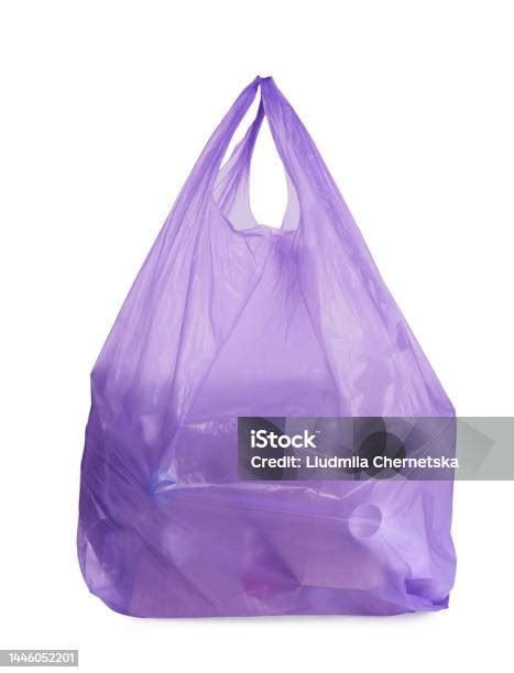 흰색으로 격리된 전체 보라색 쓰레기 봉투 쓰레기 재활용 0명에 대한 스톡 사진 및 기타 이미지 0명 가득 찬 가방