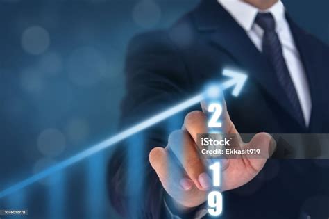 사업가 높은 속도 성장 화살표 그래프 상단 손을 포인트 성공과 회사 또는 2019에 투자 후 산업 성장 성장 그래프 2019년에 대한 스톡 사진 및 기타 이미지 Istock