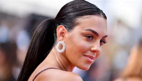 جورجينا رودريجيز تخطف الأضواء بفستان ساحر وجريء فيديو