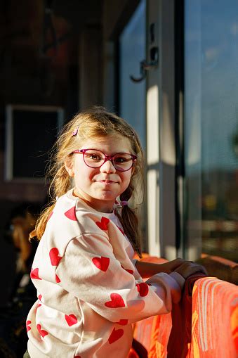 기차 창문 밖을 내다보는 어린 여고생 움직이는 동안 철도로 여행 유럽 기차로 여행 가족 휴가를 즐기는 귀여운 아이 관광에 대한 스톡 사진 및 기타 이미지 Istock