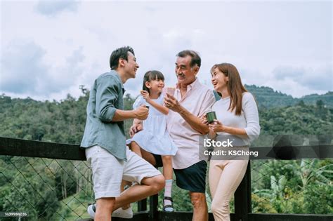 리조트 호텔에서 즐거운 시간을 보내는 아시아 중국인 가족 가족에 대한 스톡 사진 및 기타 이미지 가족 아시아인 다세대 가족 Istock