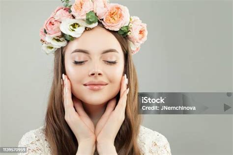 건강 한 맑은 피부 자연 메이크업과 봄 꽃 여성 얼굴 근접 촬영과 아름 다운 젊은 모델 여자의 초상화 갈색에 대한 스톡 사진 및 기타 이미지 Istock