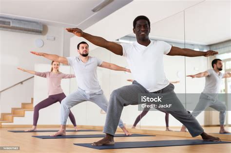 파워 요가 훈련 중 비라바드라사나에 서 있는 아프리카계 미국인 25 29세에 대한 스톡 사진 및 기타 이미지 25 29세