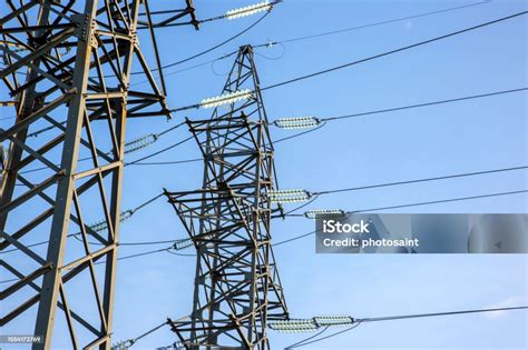 전기 전송을 위한 전선이 있는 전력선 지원 배전소에 와이어 케이블이 있는 고전압 그리드 타워 에너지 산업 0명에 대한 스톡 사진 및 기타 이미지 Istock