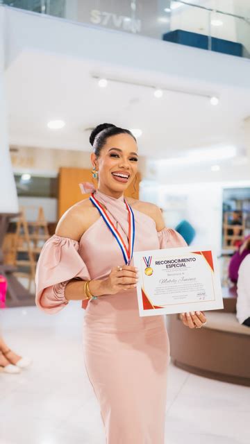 Mabely Jiménez Comunicadora Dajabonera Es Reconocida En Gala Joven