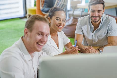 커피 브레이크 초상화 젊은 라틴 아메리카와 인도 창조적 인 사업가 성공 프로젝트 와 팀 비즈니스 사람들 Weare 캐주얼 정장 의상 작업 행복 한 행동 현대