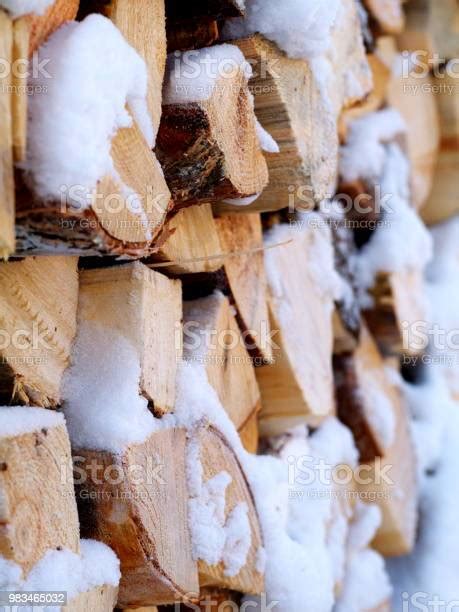 다진된 Firewoods 겨울 근접 촬영 필드의 얕은 깊이에 눈 아래 야외의 재목 0명에 대한 스톡 사진 및 기타 이미지 0명 겨울 계절 Istock