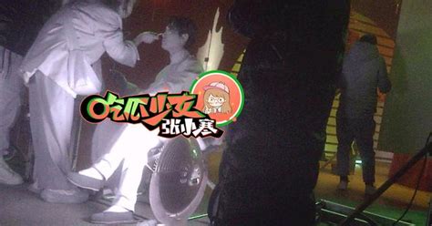 孟鹤堂拍摄广告现场抽烟 吞云吐雾十分熟练 搜狐大视野 搜狐新闻