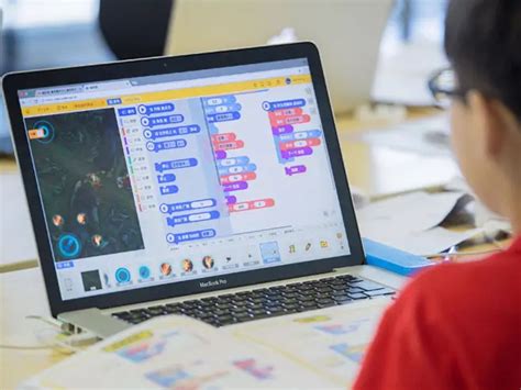 盘点少儿编程的十个关键词（上） scratch 与大人们学习编程不一样，孩子通常从图形化编程入门。 因为与写代码进行编程不同，图形化编程的