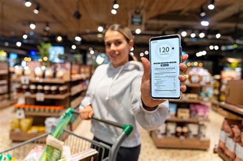 슈퍼마켓에서 쇼핑하는 동안 칼로리를 계산하기 위해 모바일 앱을 사용하는 여성 40 44세에 대한 스톡 사진 및 기타 이미지 40 44세 Brand Name Smart
