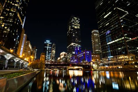 A View Of The Chicago Skyline At Night Premium Photo
