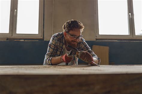 목공 작업장에서 나무 판자를 자르는 동안 끌로 작업하는 전문 장인 20 24세에 대한 스톡 사진 및 기타 이미지 20 24세 개선 개체 그룹 Istock