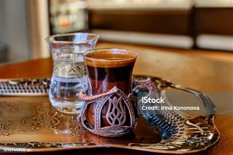 아름다운 작은 유리에 거품이 있는 터키 커피와 아름다운 트레이에 깨끗한 물 한 잔 0명에 대한 스톡 사진 및 기타 이미지 0명 갈색 국가 관광명소 Istock