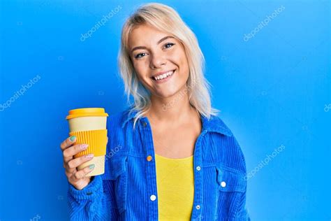 Joven Chica Rubia Sosteniendo Llevar Café Buscando Positiva Y Feliz De