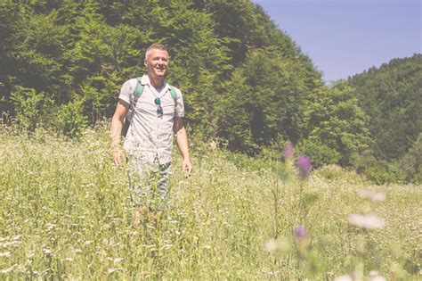 아름다운 화창한 여름 날에 자연에서 하이킹하는 행복한 미소 성인 남자 하이커 40 49세에 대한 스톡 사진 및 기타 이미지 40 49세 개성 개념 건강한 생활방식