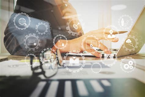 배경에서 일 하는 남자와 스마트 전화 및 그래프 비즈니스 다이어그램 노트북 컴퓨터와 사무실 테이블에 비즈니스 문서 교육에 대한 스톡 사진 및 기타 이미지 Istock