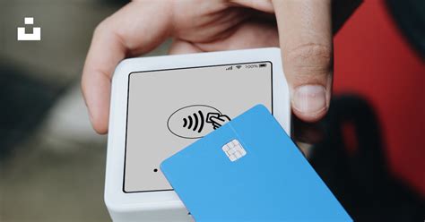 한 사람이 손에 신용카드를 들고 있습니다 사진 Unsplash의 무료 크레디트 카드 이미지