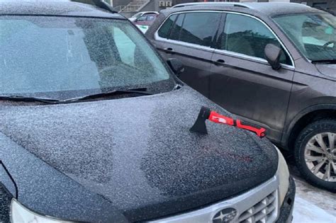 В Новосибирске двое неизвестных разбили стекло и воткнули топор в капот ...