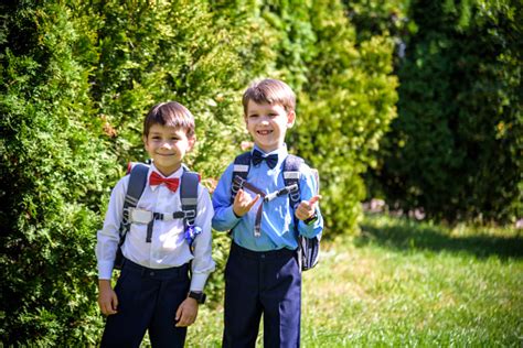 행복한 아이들은 학교로 돌아갑니다 초등학교 의 학생은 야외에서 배낭공부를 합니다 2명에 대한 스톡 사진 및 기타 이미지 2명