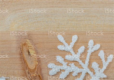 밝은 나무 테이블에 흰색 인공 눈송이 크리스마스 장식 배경과 텍스트에 대 한 공간을 복사 합니다 근접 촬영 0명에 대한 스톡 사진 및 기타 이미지 Istock