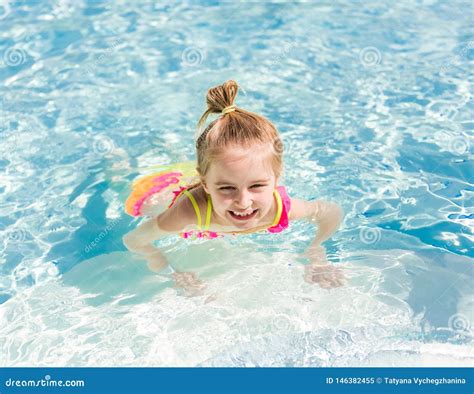 L Chelndes M Dchenschwimmen Zum Poolside Stockbild Bild Von Bruch Zicklein