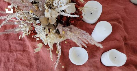 Foto Zum Thema 분홍색 직물에 금색과 흰색 꽃 Kostenloses Bild Zu Weiße Kerzen Auf Unsplash