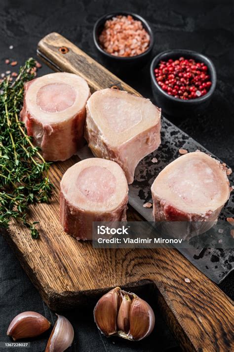 고기 칼로 정육점에 조리되지 않은 원시 송아지 골수 뼈 검은 색 배경 위쪽 보기 0명에 대한 스톡 사진 및 기타 이미지 0명