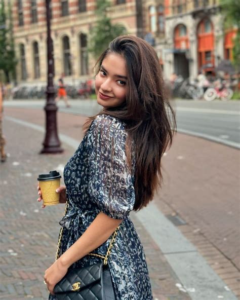 फ्लोरल प्रिंट आउटफिट में अनुष्का सेन ने शेयर किया कूल लुक एक्ट्रेस की अदाएं देखकर फैंस हुए