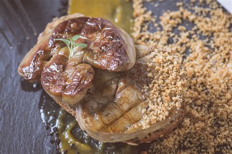 어두운 돌 배경에 망고 퓌 레와 튀긴 돈을 세 면 서 그 라 프랑스 요리 개념입니다 거위 새에 대한 스톡 사진 및 기타 이미지 거위 새 고기 굽기 Istock