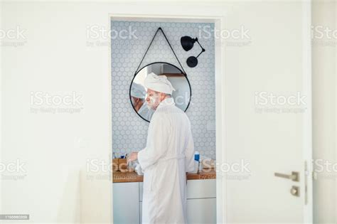 집에서 실내 욕실에서 아침 루틴을 하 고 수석 남자 복사 공간 가꿔주기에 대한 스톡 사진 및 기타 이미지 가꿔주기 가정 생활 가정의 방 Istock