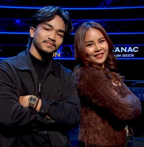 កូនក្រុម ឈិន ម៉ានិច្ច ពីររូបនេះ កំពុងឈរជួរមុខតែម្តងក្នុង Duet Song មានវីដេអូ Khmerload