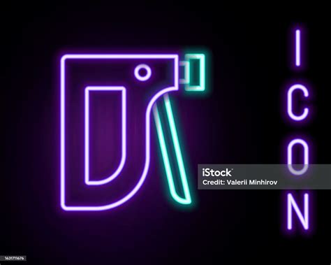 빛나는 네온 라인 건설 스테이플러 아이콘은 검은 배경에 분리되어 있습니다 작업 도구 다채로운 개요 개념입니다 벡터 개념에 대한